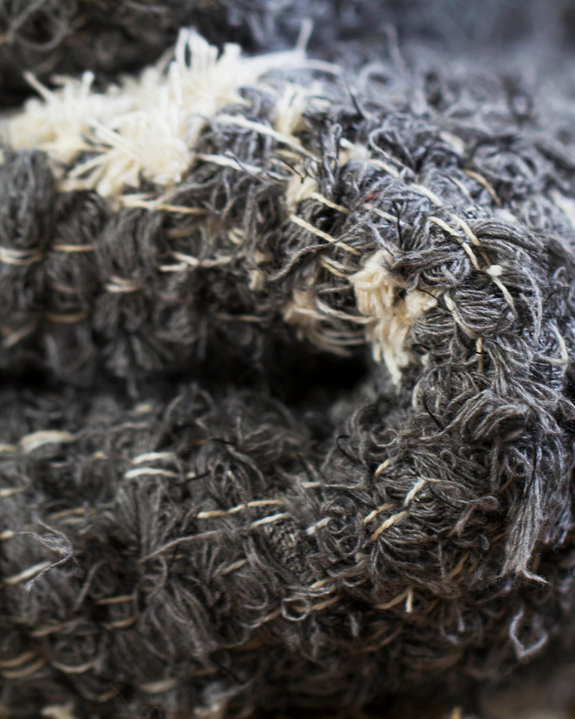 Reversible rug with diamond pattern and tassels in grey and white ...