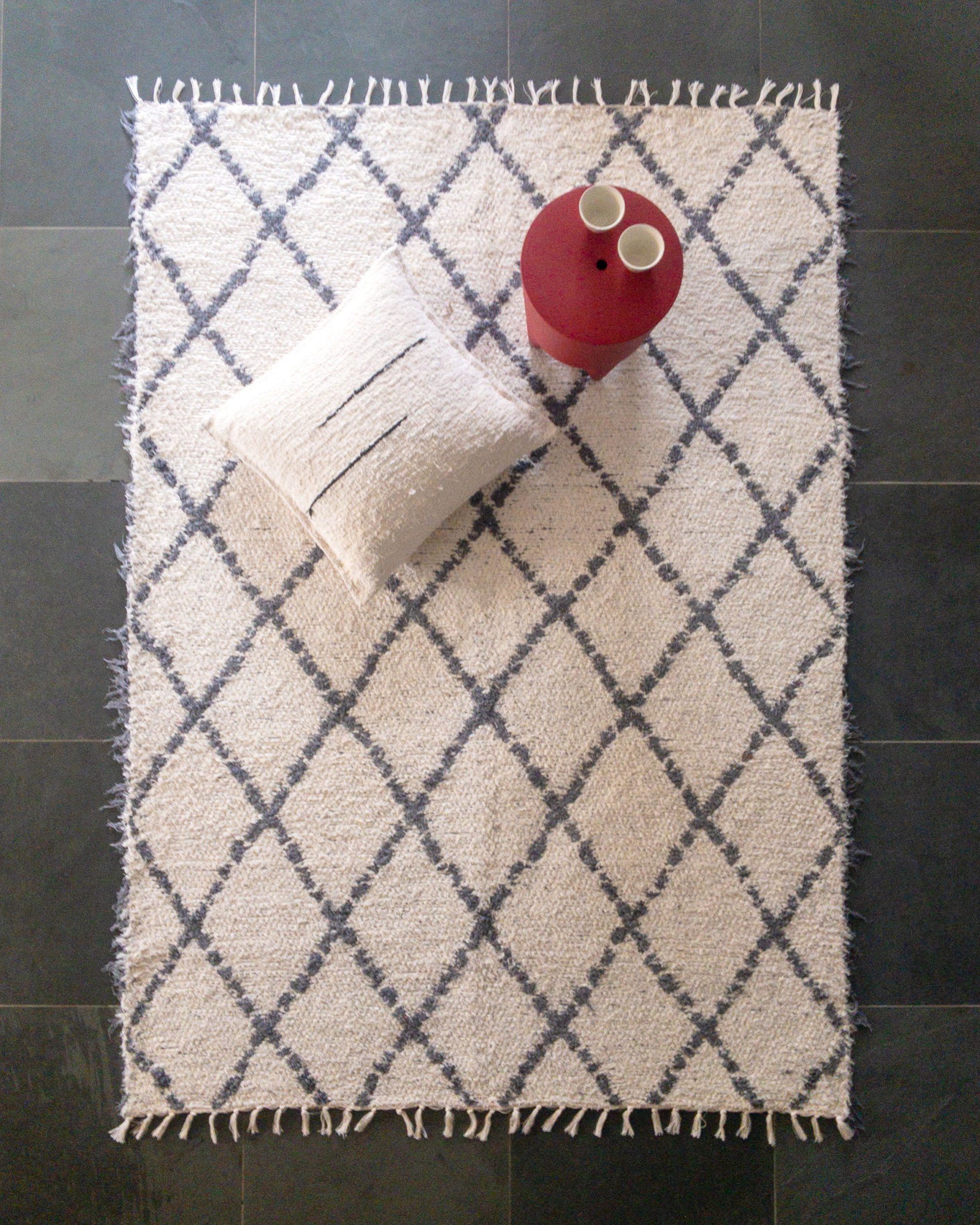 Reversible rug with diamond pattern and tassels in grey and white ...